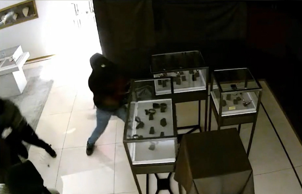 Cops call for help to find smash and grab gang who stole $500,000 worth ...